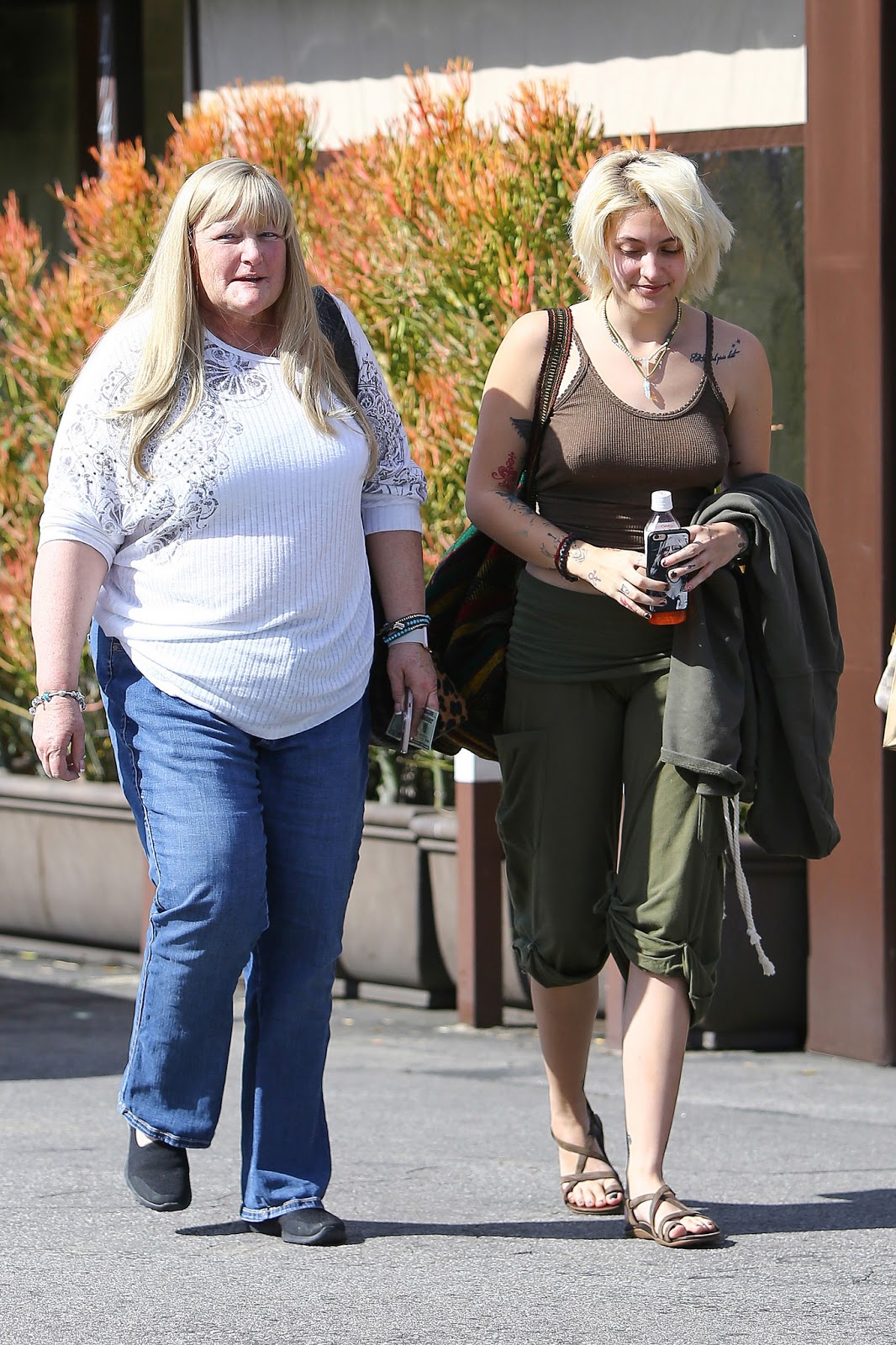 Paris Jackson passeia com a mãe na Califórnia (09/02) - Prince, Paris e ...