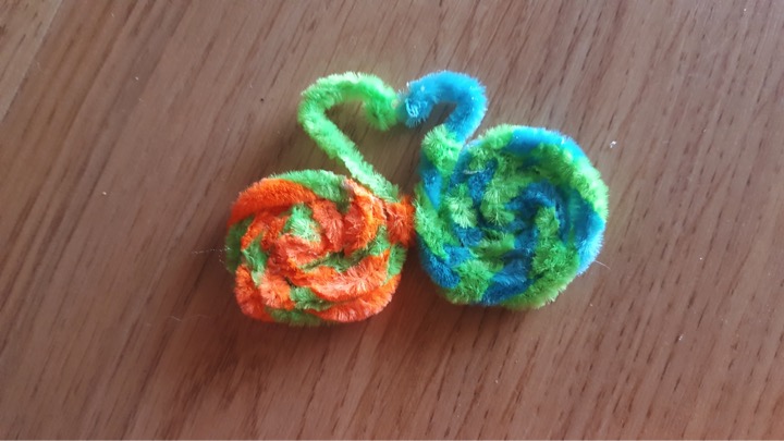 Summer crafts for kids: pipe cleaners keychains |Keeping it Real