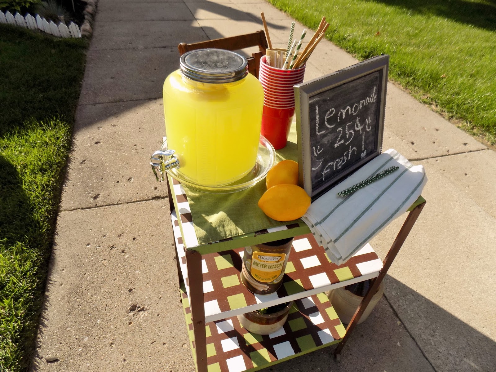 The Quaint Sanctuary: { DIY Simple & Thrifty Lemonade Cart! }