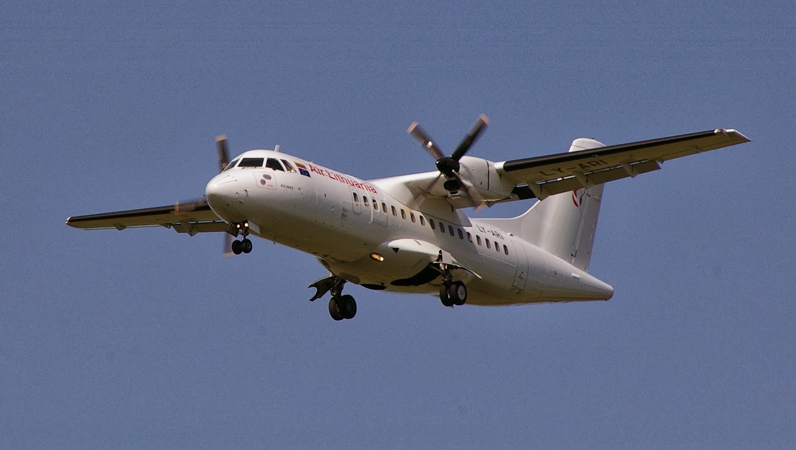 Passenger and Cargo Aircraft: Aeorospatiale ATR 42-320
