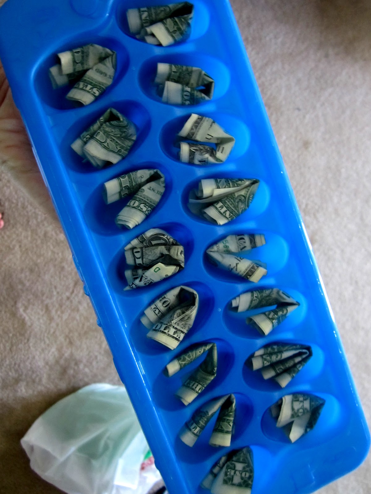 love, elizabethany: gift idea: i froze cash in ice cubes