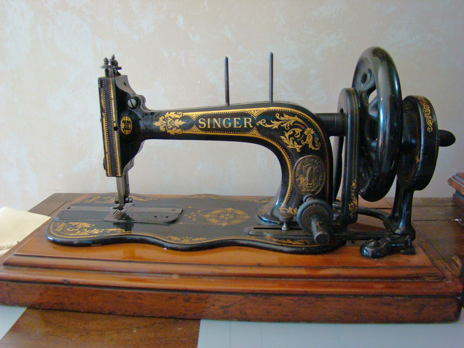 2knitwits: My Singer Model 12 handcrank with a fiddle base.