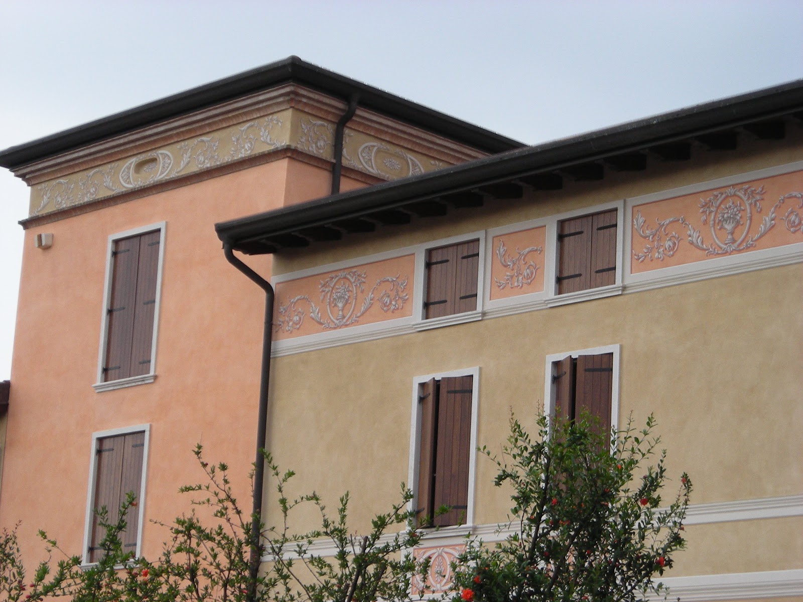 Facciata con ornato: Residenza in campagna