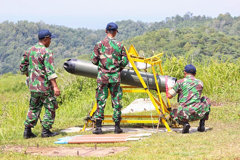 DEFENSE STUDIES: TNI AU Uji Rocket Launcher Baru