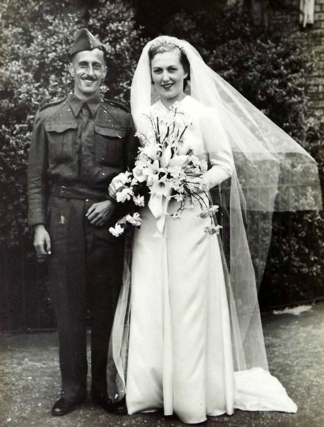 Wartime Marriage: Lovely Photos of WWII Soldiers With Their Brides ...