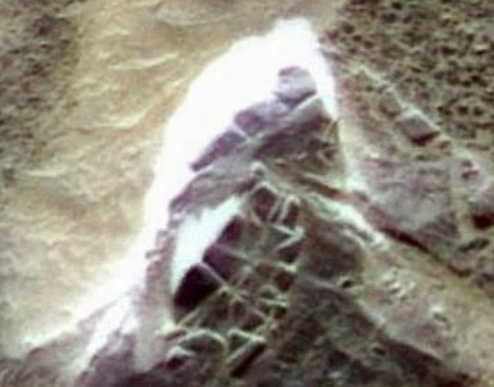 Incredible: Ancient humanoid figure positioned as a ‘ritual’ statue on ...