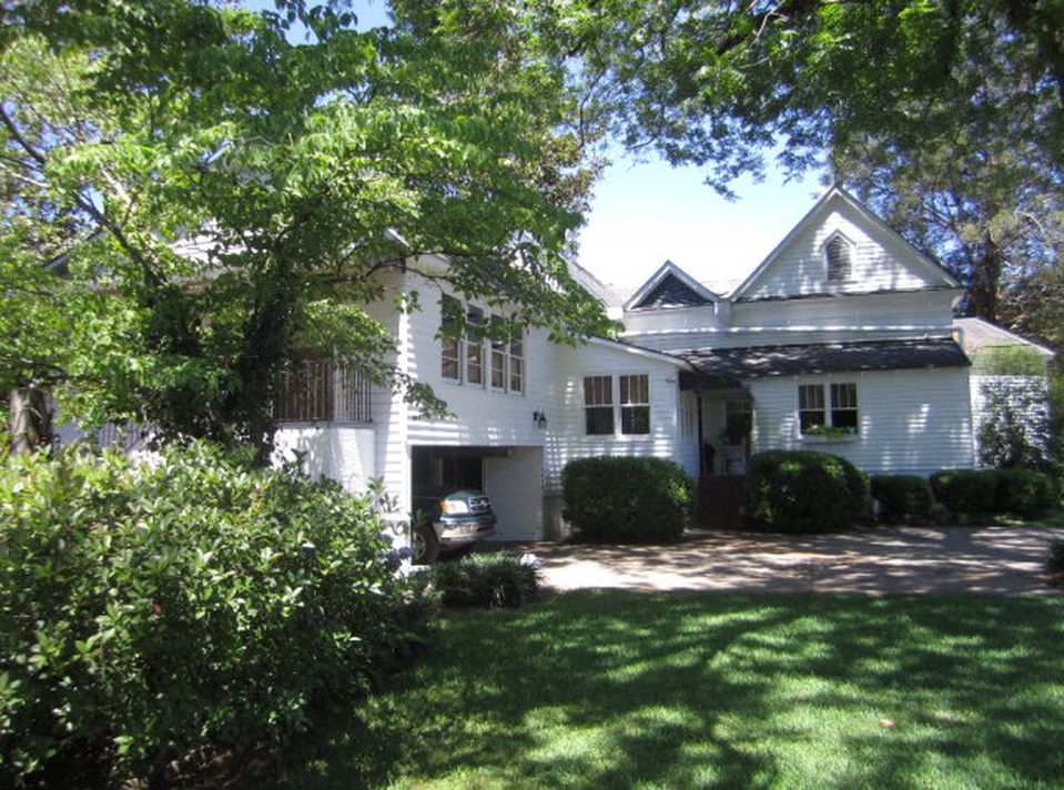 Sweet House Dreams: 1875 Southern Colonial in Eufaula, Alabama