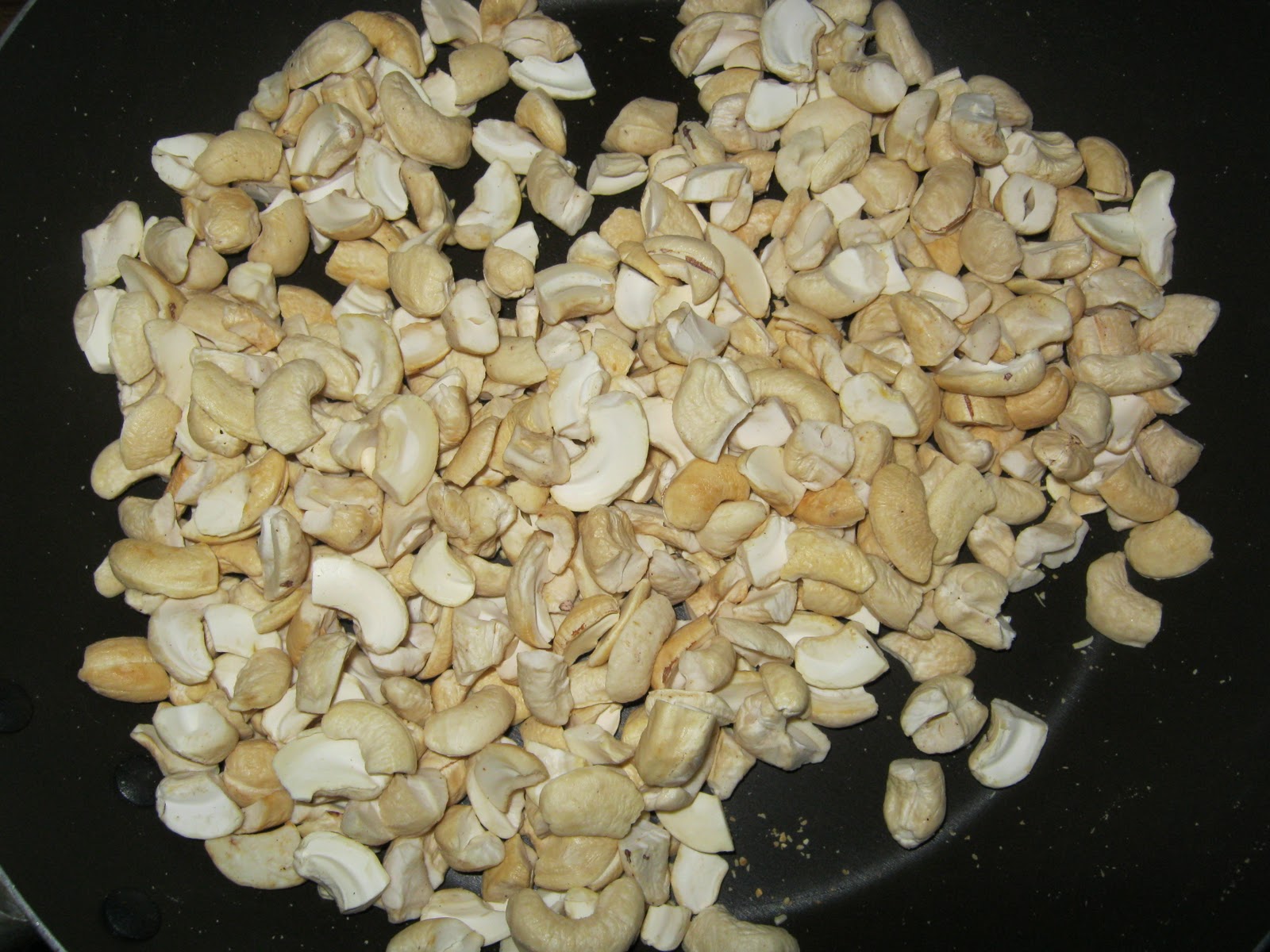 Sri's kitchen: Cashew nut laddu (or) jeedi pappu vundalu