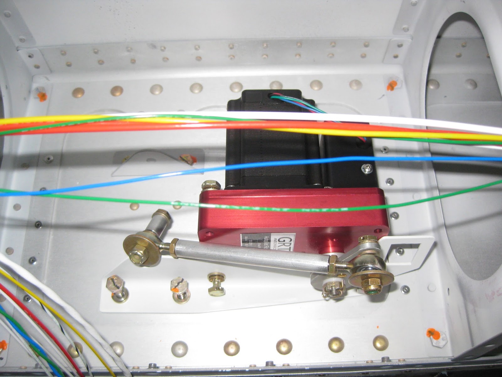 E's Van's RV-14A: Autopilot: Roll servo fitted.