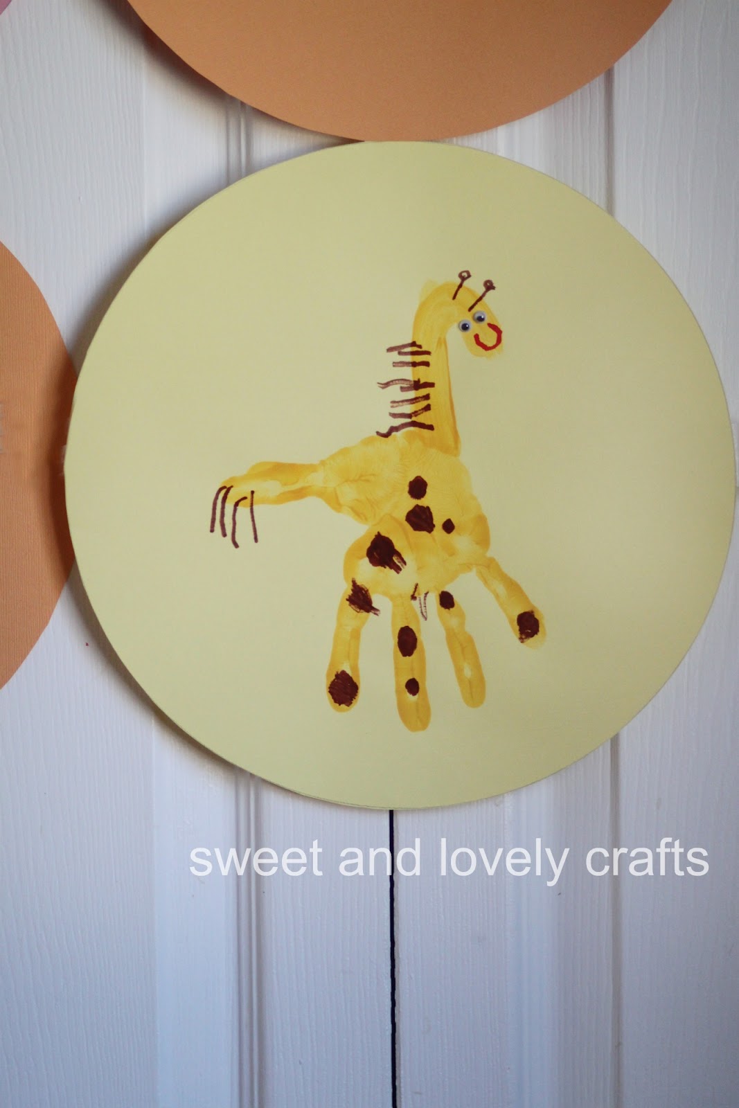 sweet and lovely crafts: handprint giraffes