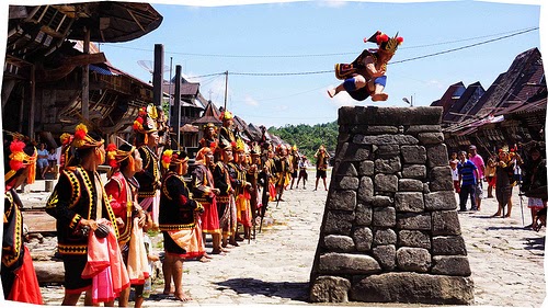 Fahombo, Tradisi Lompat Batu dari Kepulauan Nias - Jatiluhuronline.com ...