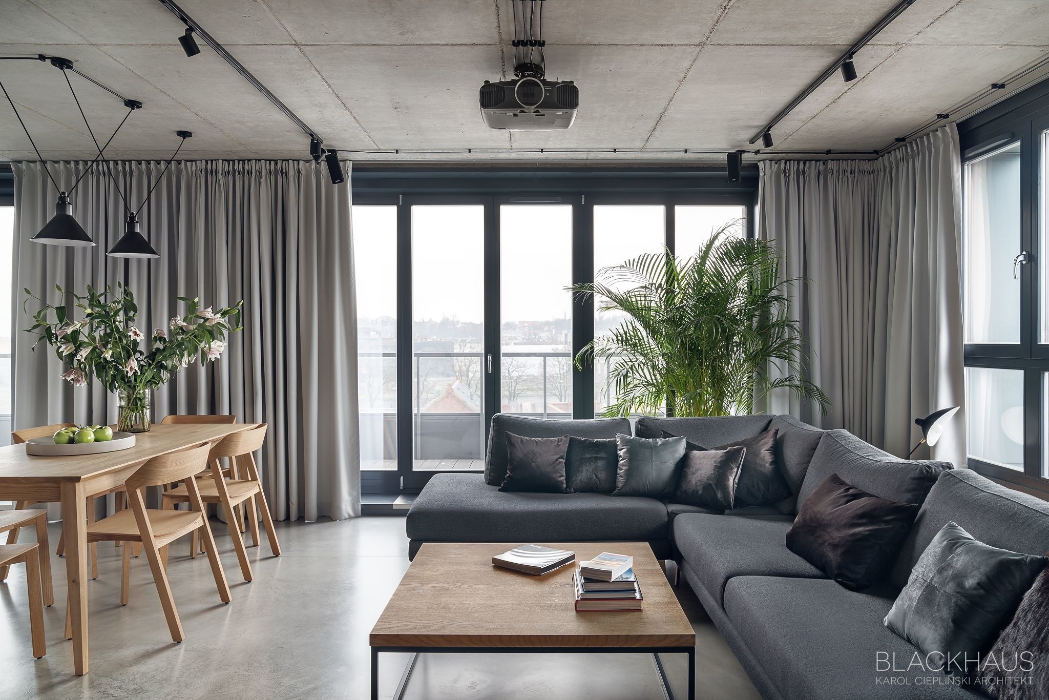 Contemporâneo com móveis de design clássico