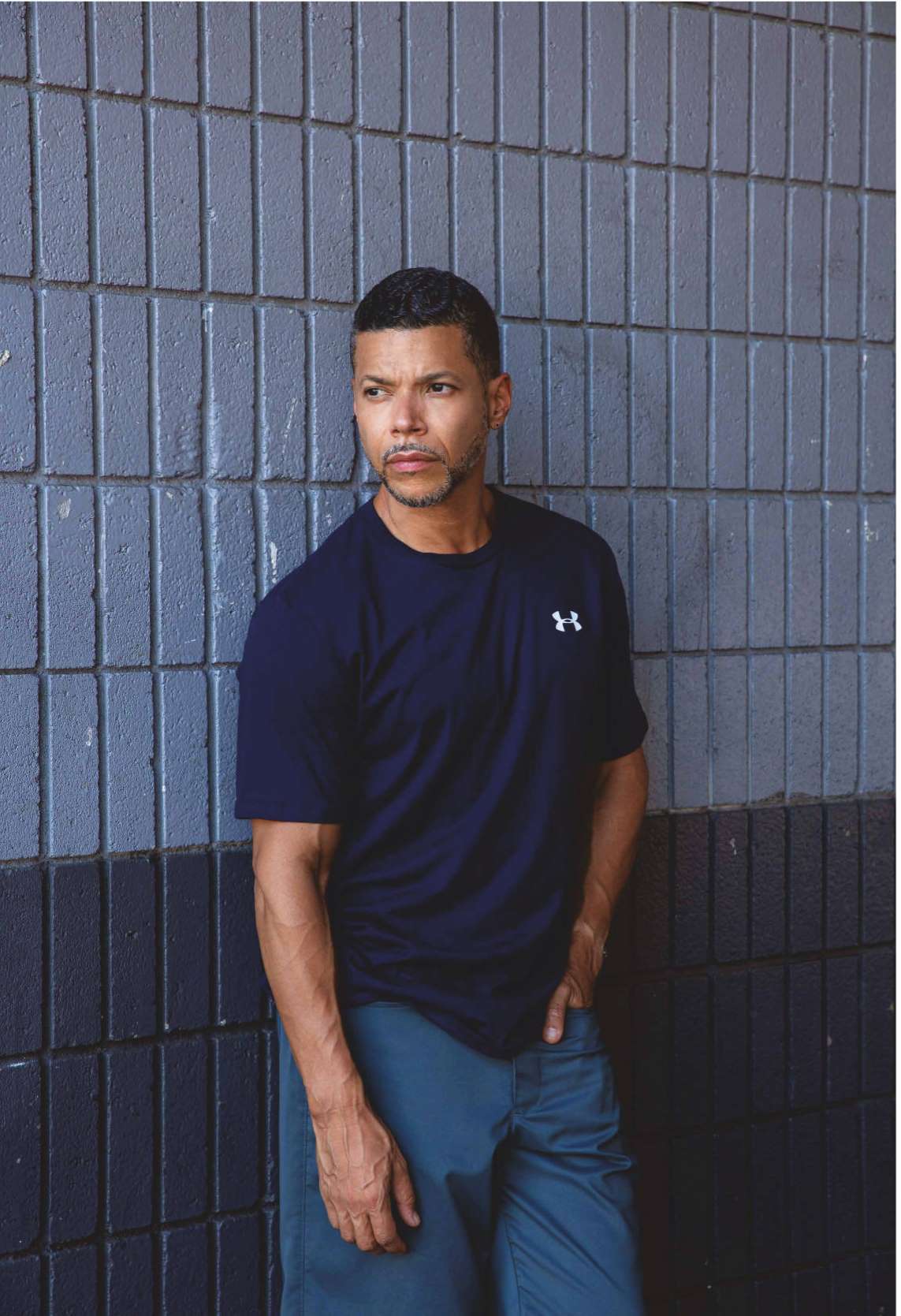 Wilson Cruz para DA MAN Magazine en fotos de Ian Phillips