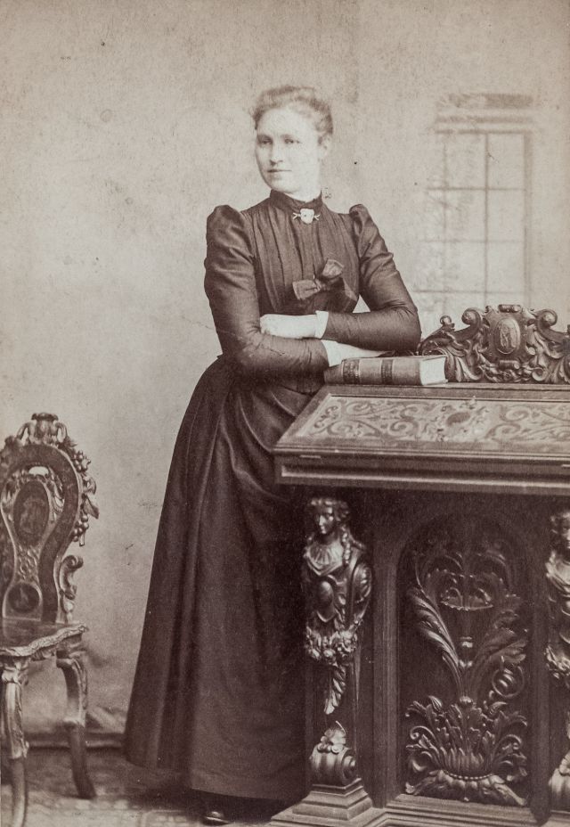 Victorian Readers: 40 Vintage Portraits of People Posing With Their ...