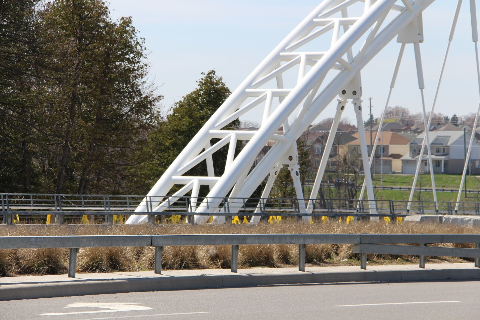 Memorials in Ottawa: Vimy Memorial Bridge Yellow Ribbon Project