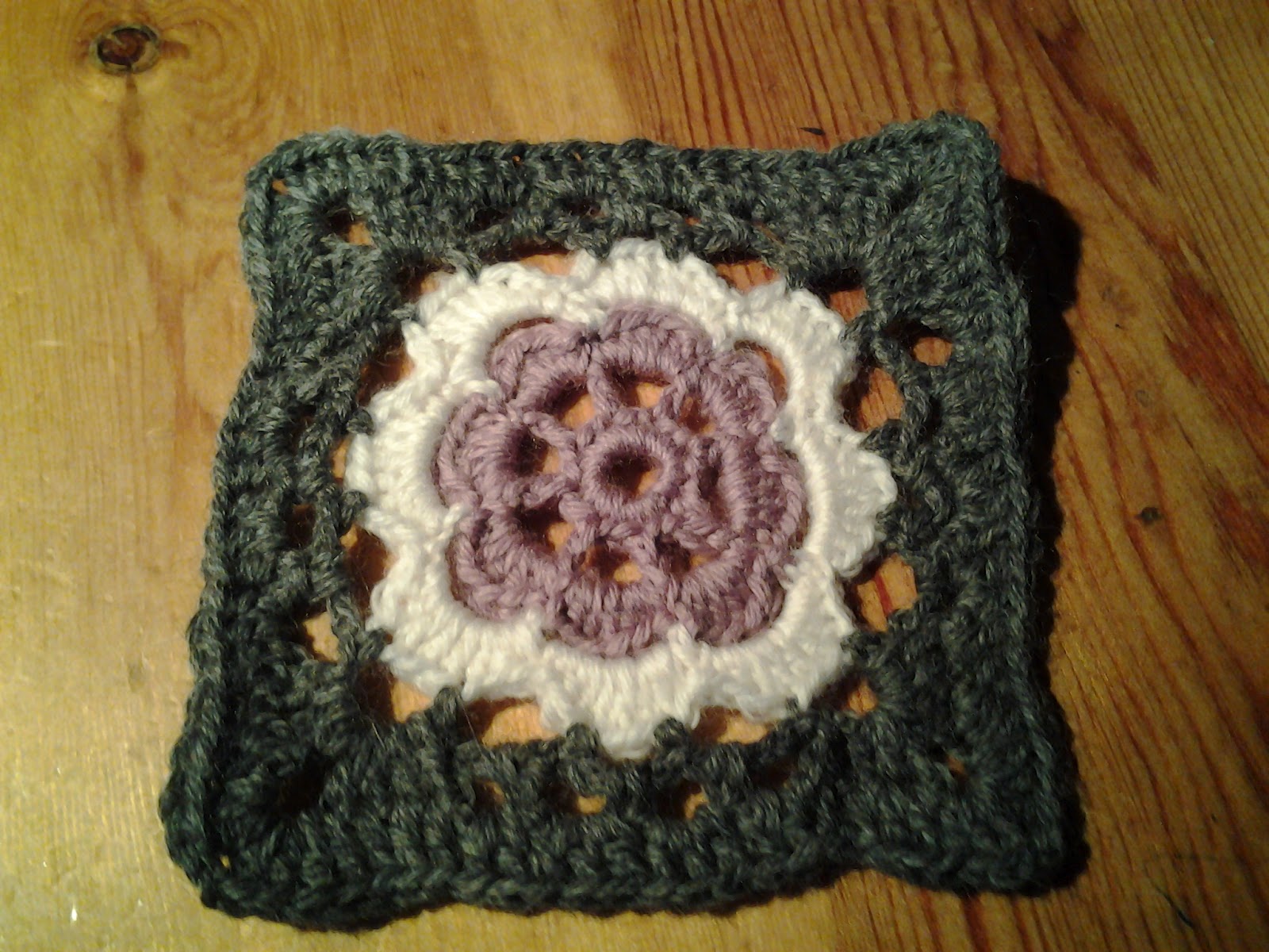 Handicraft by Agis: Granny squares - testing a new pattern