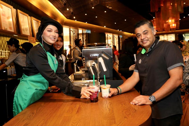 NEELOFA TERUJA MENJADI BARISTA STARBUCKS