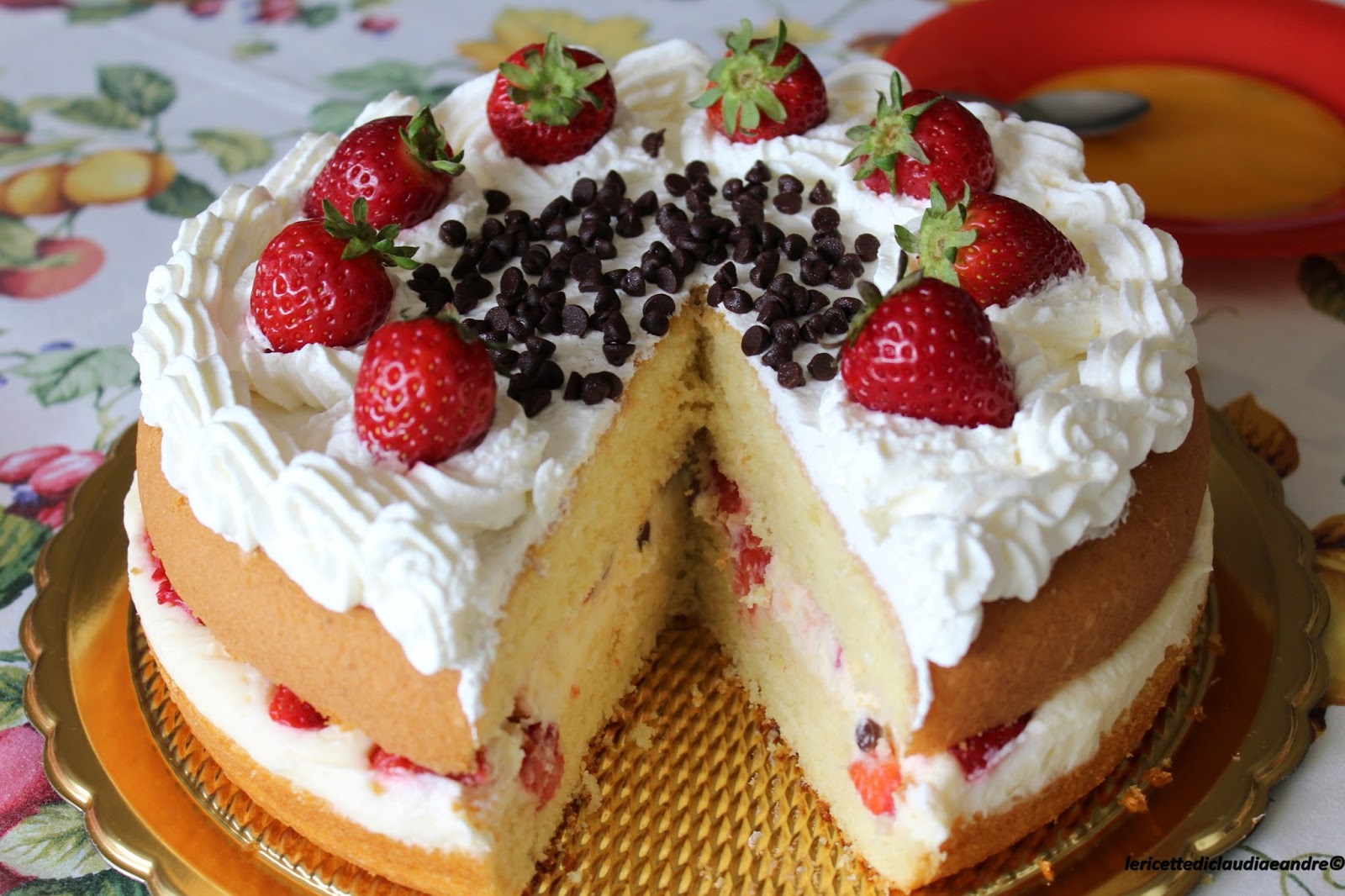 Torta soffice con crema chantilly, fragole e gocce di cioccolato
