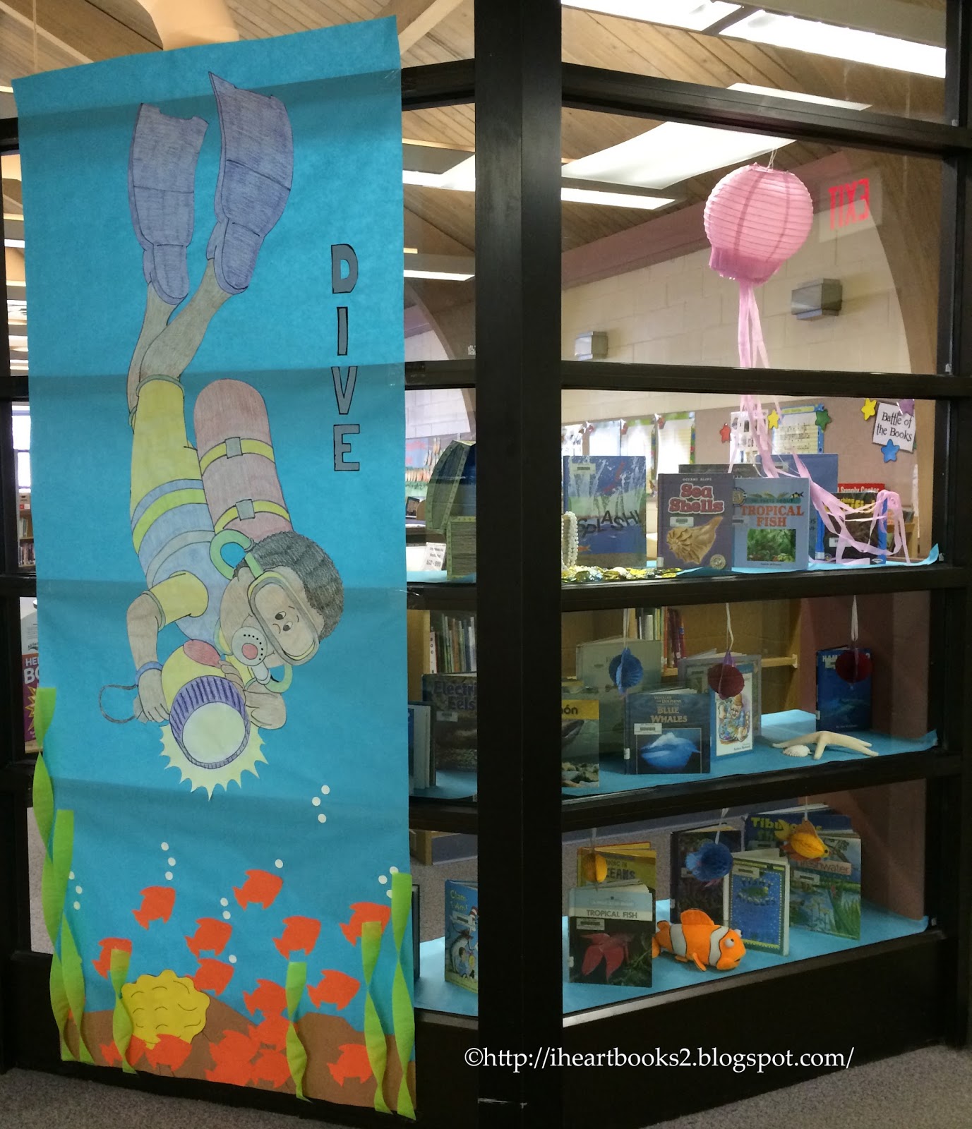 I heart books too...: Attention grabbing and EASY Book Fair Decorations