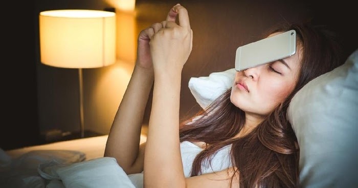 7 Bahaya Kalau Kamu Sering Main Ponsel Sebelum Tidur