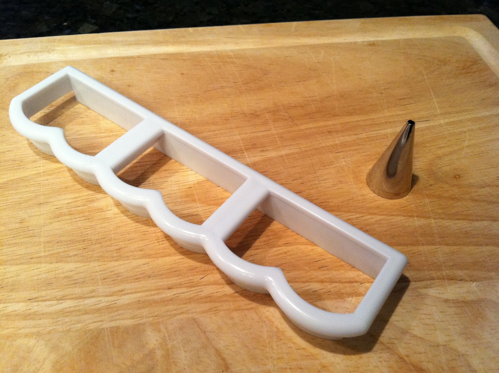 The Iced Queen: Fondant Border with Ruffles & Eyelets