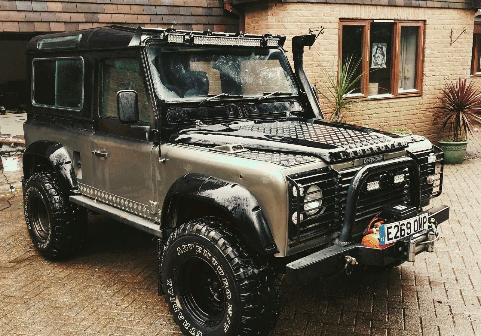 Landrover Defender: Stunning Eye-Catching LAND ROVER DEFENDER 90 ...