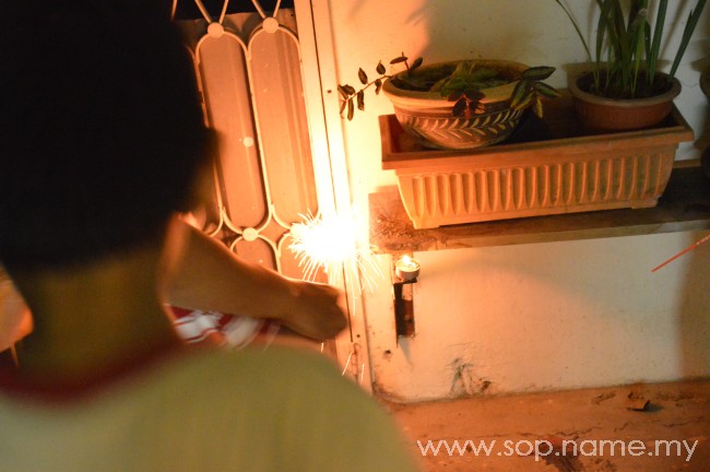 Kanak-kanak dan bunga api - SOP.NAME.MY