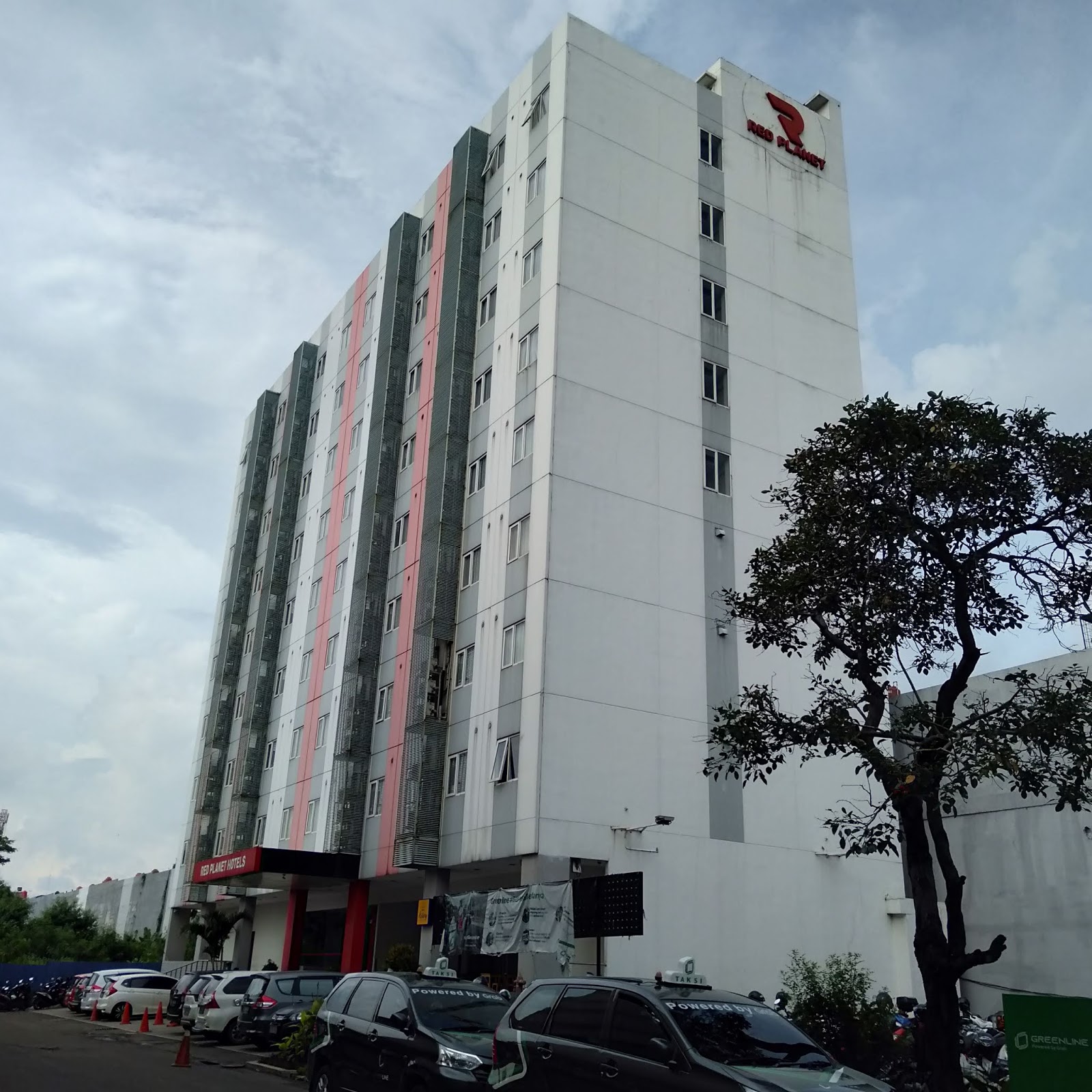 Rekomendasi Hotel Budget Strategis di Kota Bekasi: Red Planet Indonesia