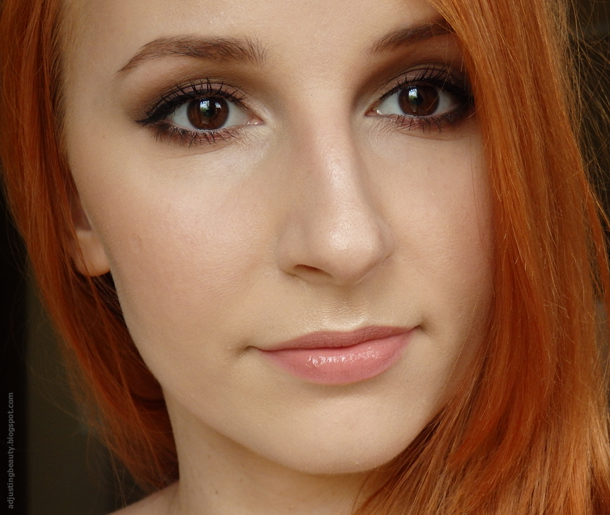 Soft matte smoky eye - Adjusting Beauty