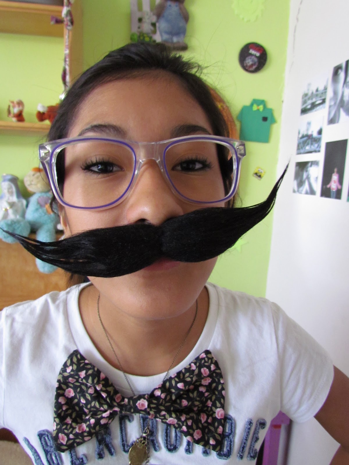 Pellermodel: i love mostachos