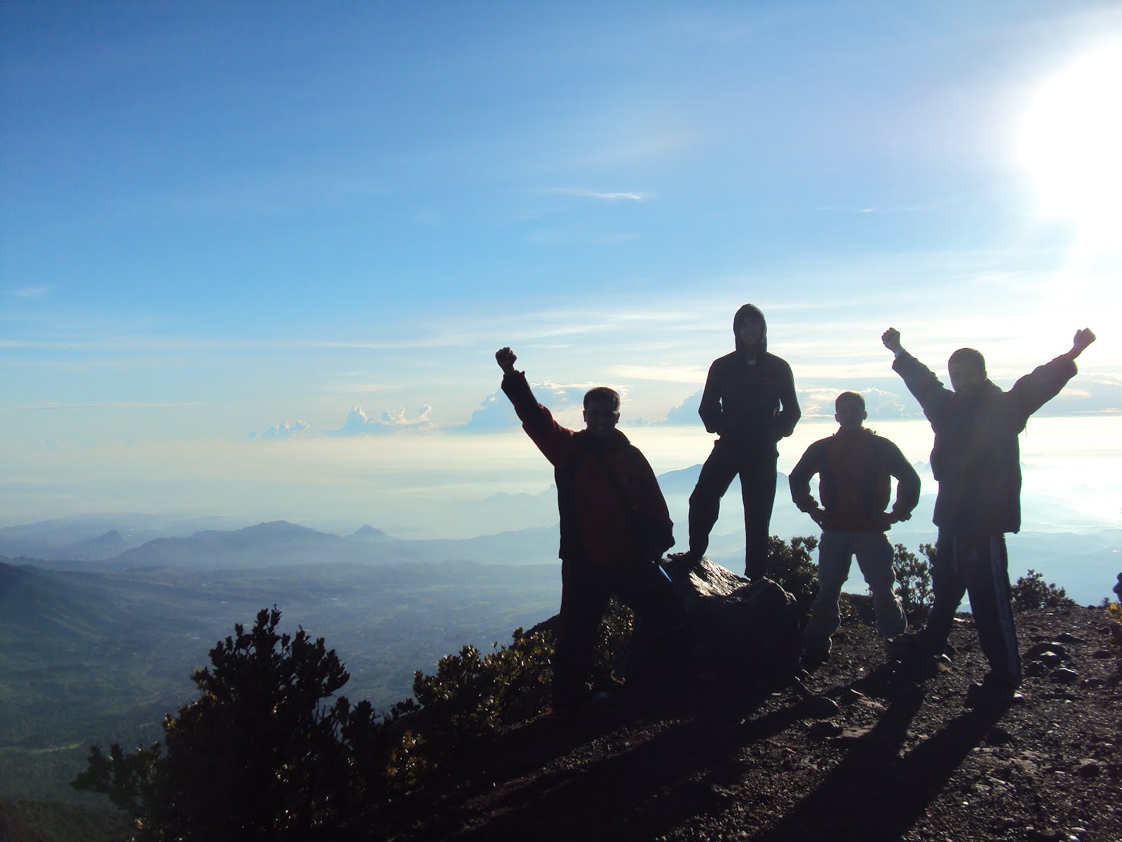 ~ d ` M o o n L i g h t ~: 4 Sekawan Taklukkan Puncak Gunung Gede