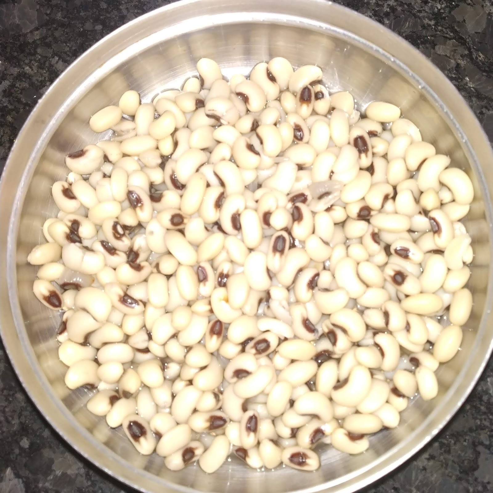 Karamani Kuzhambu Recipe| thatta payir Kuzhambu Recipe | Perum payaru ...