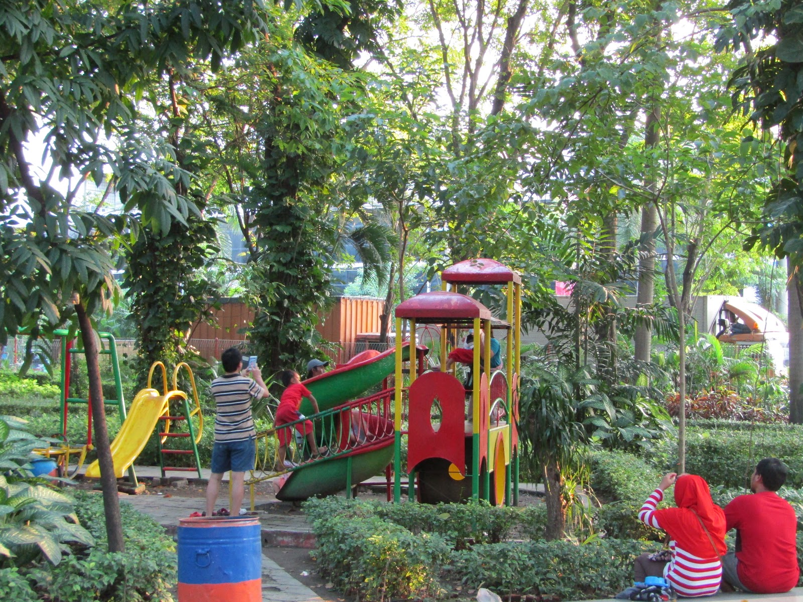 surabayakeren: Taman Flora Bratang, Taman Wisata Murah di Surabaya