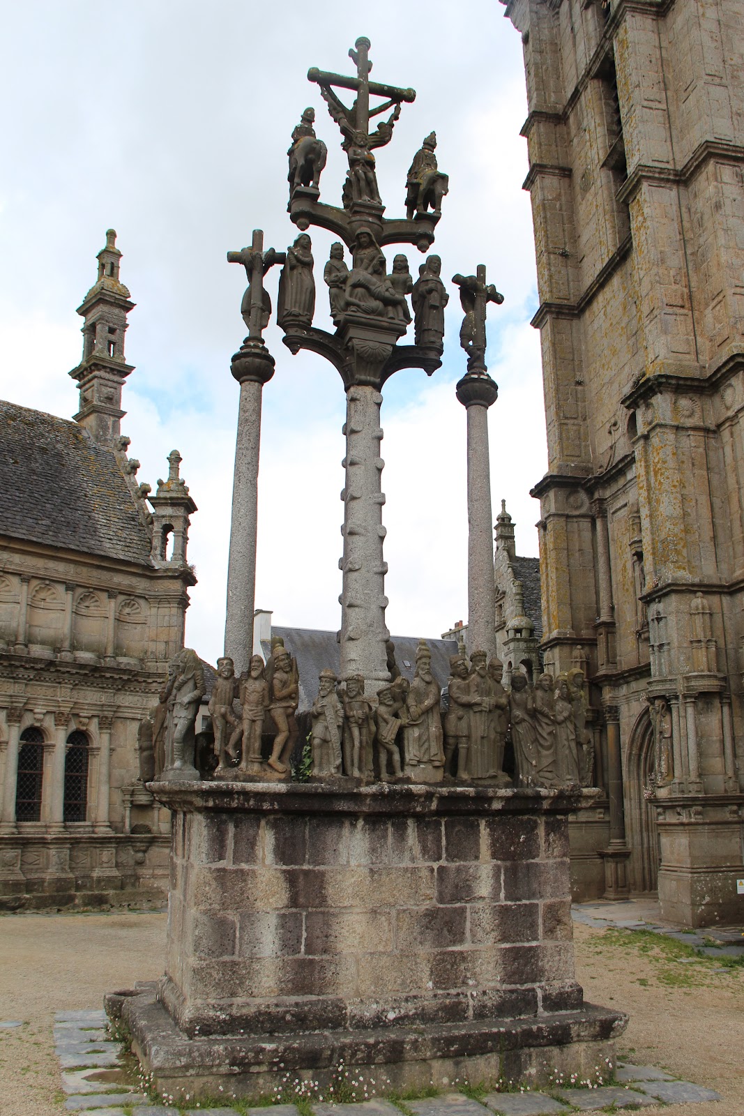 Terps, borgs and the pink granite coast: Pilgrims and enclos paroissiaux