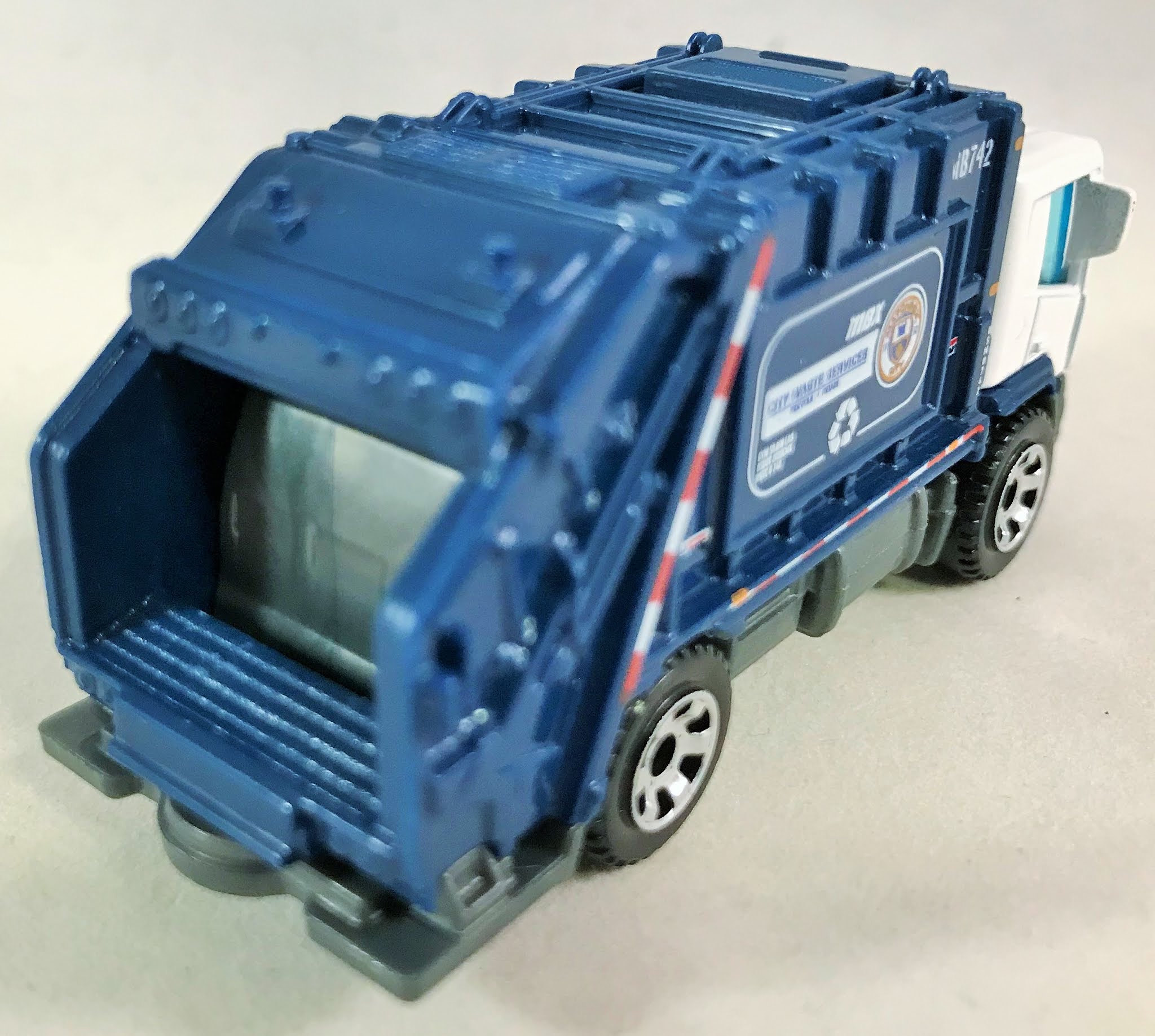 Random Toy Reviews: Matchbox Monday: 2020 #020/100 MBX Garbage King