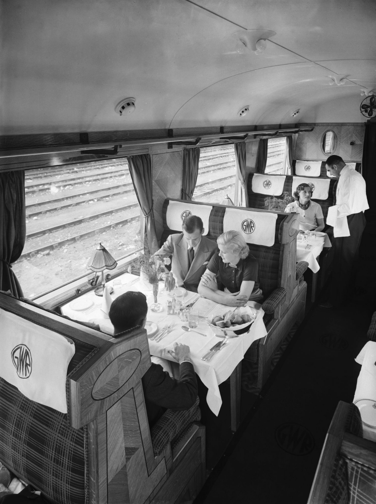 Vintage Photos Show the First Class Carriages of the Great Western ...