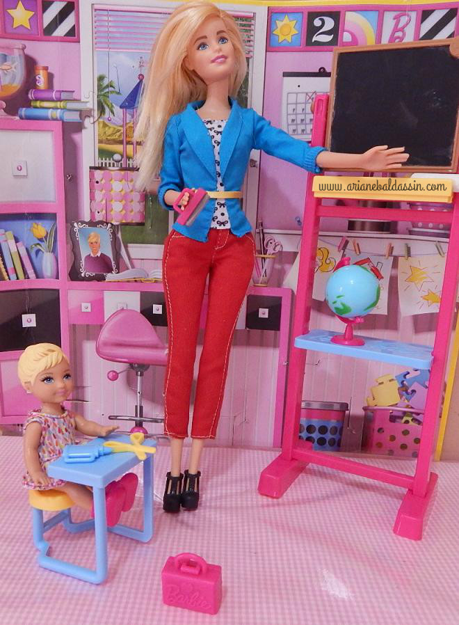A Barbie Professora vem com duas bonecas (a professora e a aluna), e ...