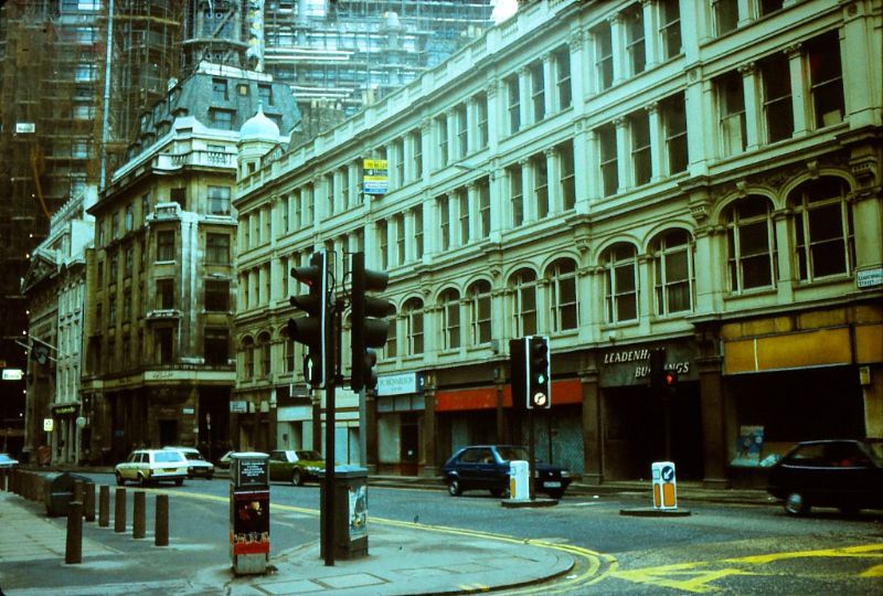 40 Fascinating Photos Capture Street Scenes of London in the Mid-1980s ...