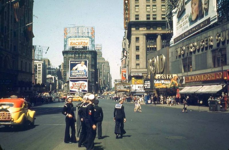 39 Fascinating Color Snapshots That Capture Street Scenes of New York ...