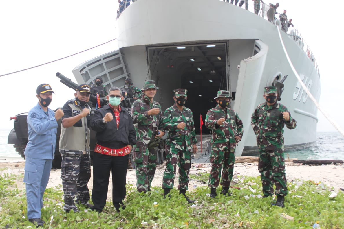 DEFENSE STUDIES: Tank Kavaleri 1 Marinir Dukung Latihan 2 Kapal LST ...