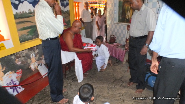 philipveerasingam: Ceremonially receiving the 'Hewisi Band' kit ...