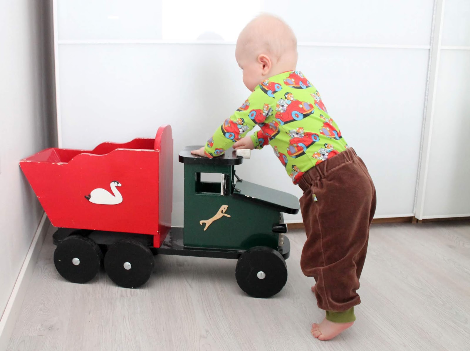 Lasten huoneen sisustus: Ihanat syntymäjulisteet, tapetit ja muita ...