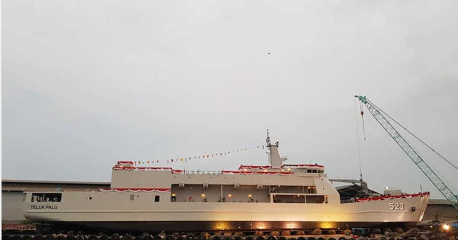 DEFENSE STUDIES: DRU Luncurkan LST KRI Teluk Palu 523