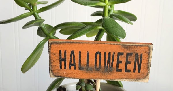 She's Crafty: Halloween mini Wood Signs
