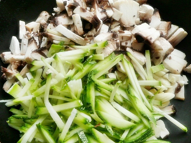 Angel's food: Flori de dovlecei umplute si apoi prajite