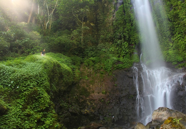 Slamet Riyadi: 20 Menit Treking Curug Lawe Medini | Holiday Runner