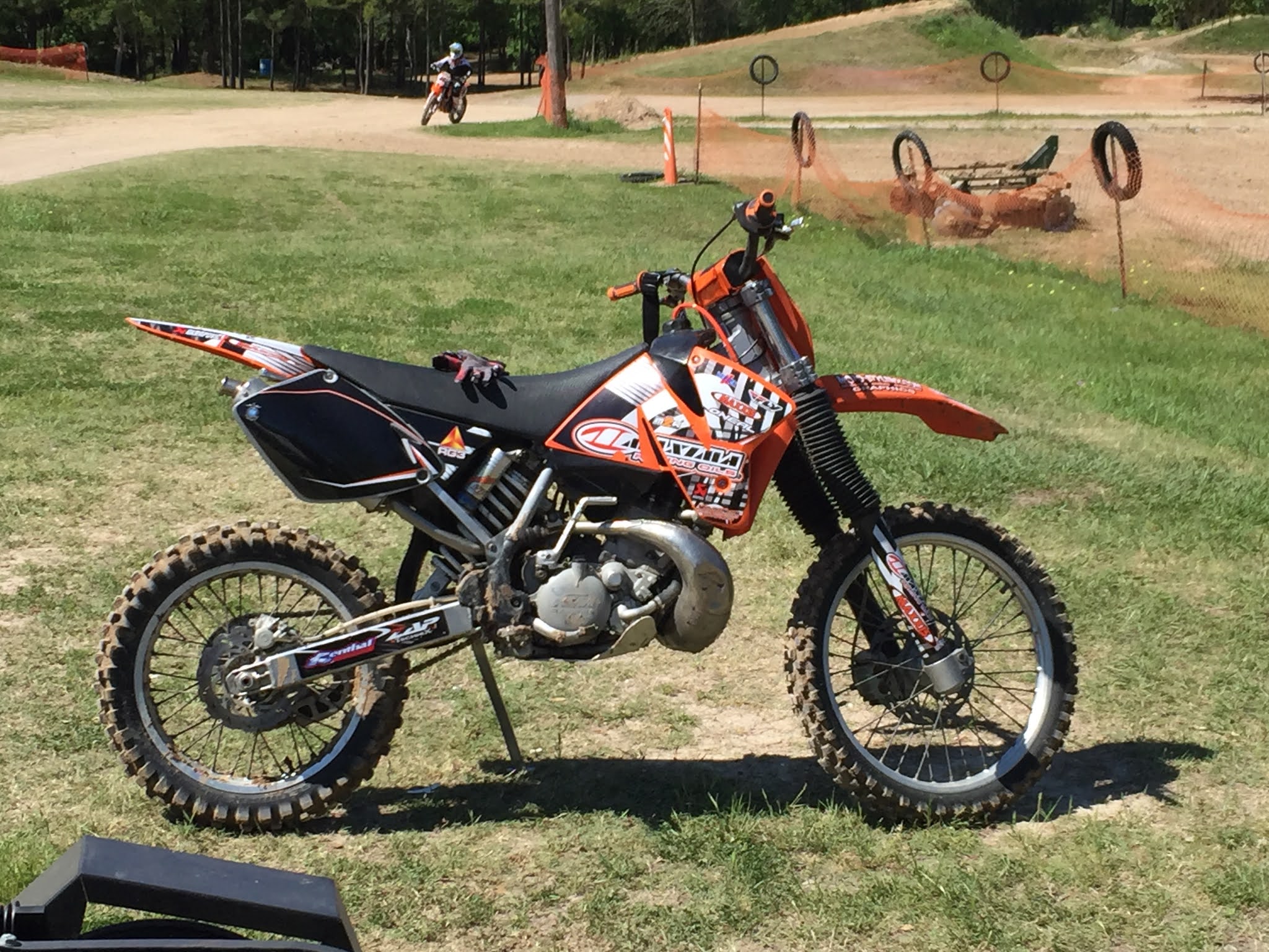 Useless Xpat Cycles: Ola Chicos - KTM time & big trail bikes