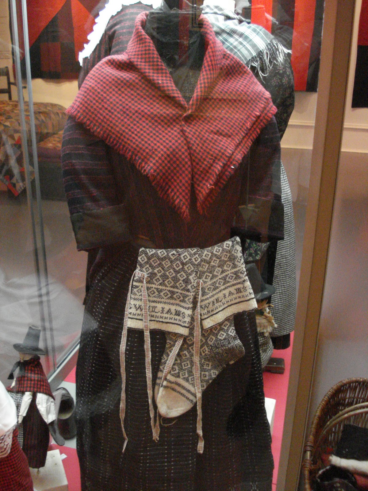 Welsh Quilts: Traditional Welsh Womens' Clothing - Quilt Museum, Lampeter