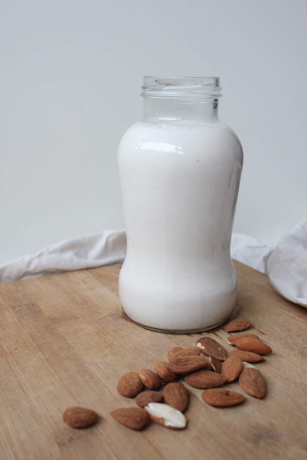 How to make almond milk at home // Comment faire du lait d'amande ...