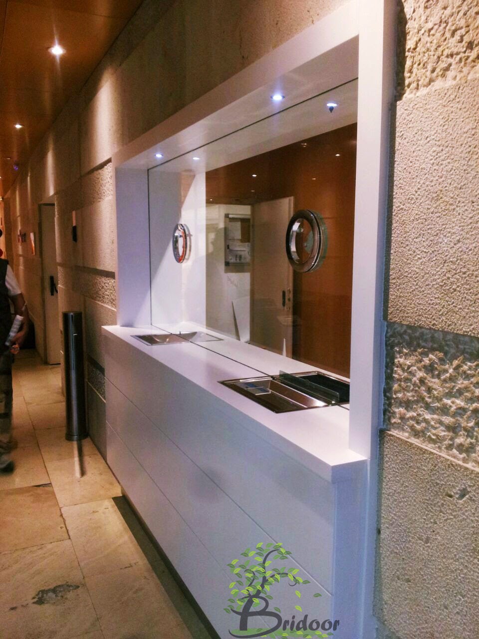 Bridoor S.L: Recepcion lacada en el Edificio ING, Madrid